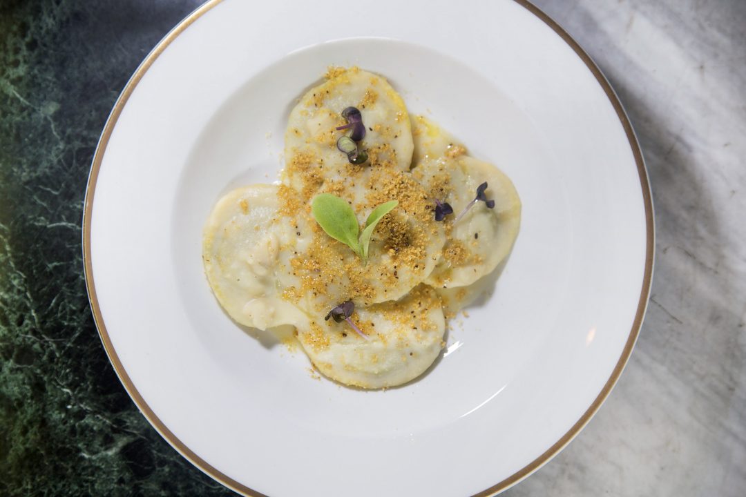 Bottoni ripieni di porchetta e cicoria su crema di fave e finocchietto ...