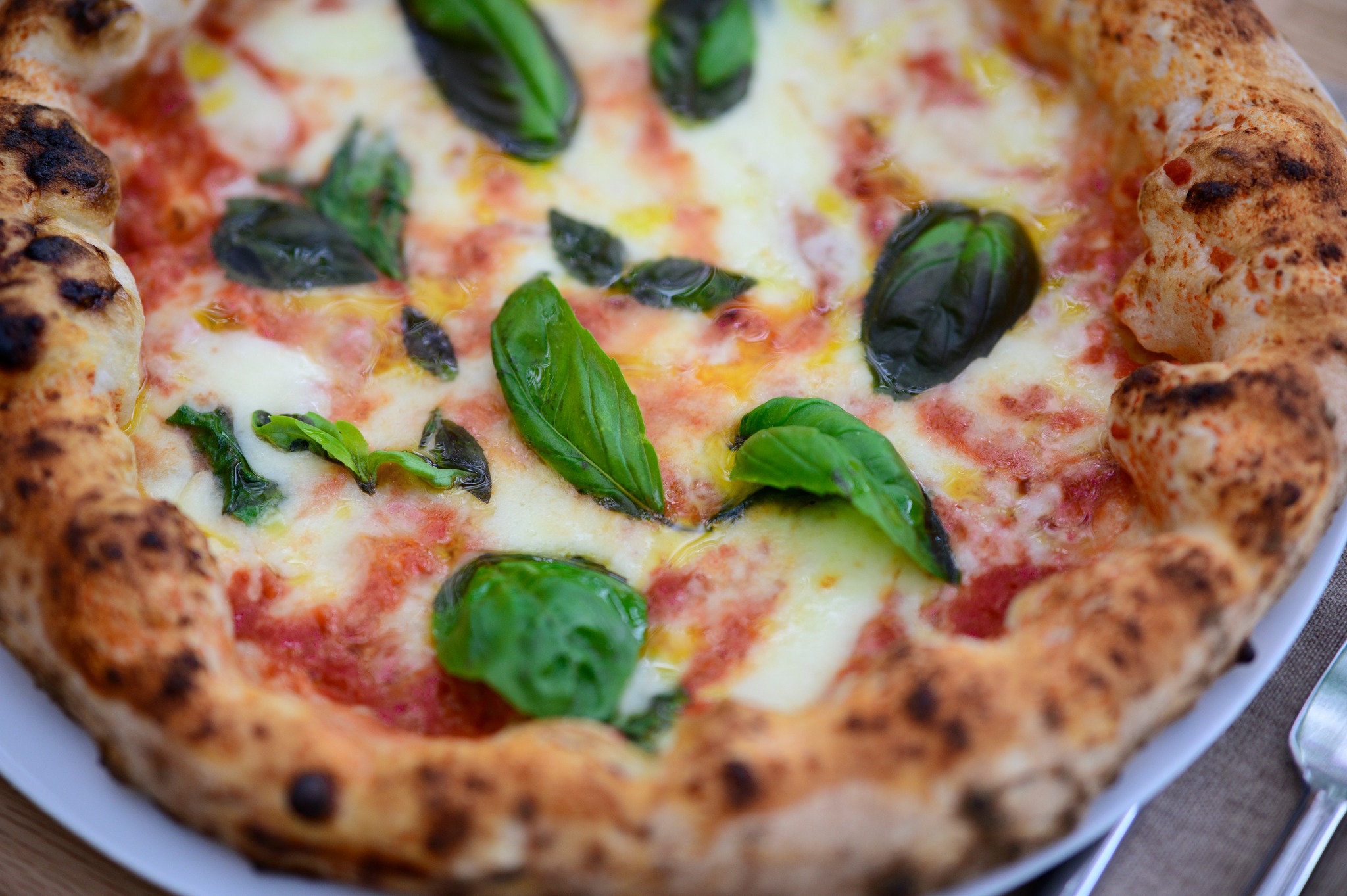 La Bolla: a Caserta la pizza "halfboat" di Simone De Gregorio - MangiaeBevi