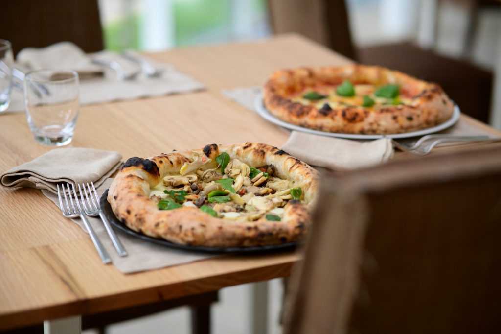 La Bolla: a Caserta la pizza "halfboat" di Simone De Gregorio - MangiaeBevi