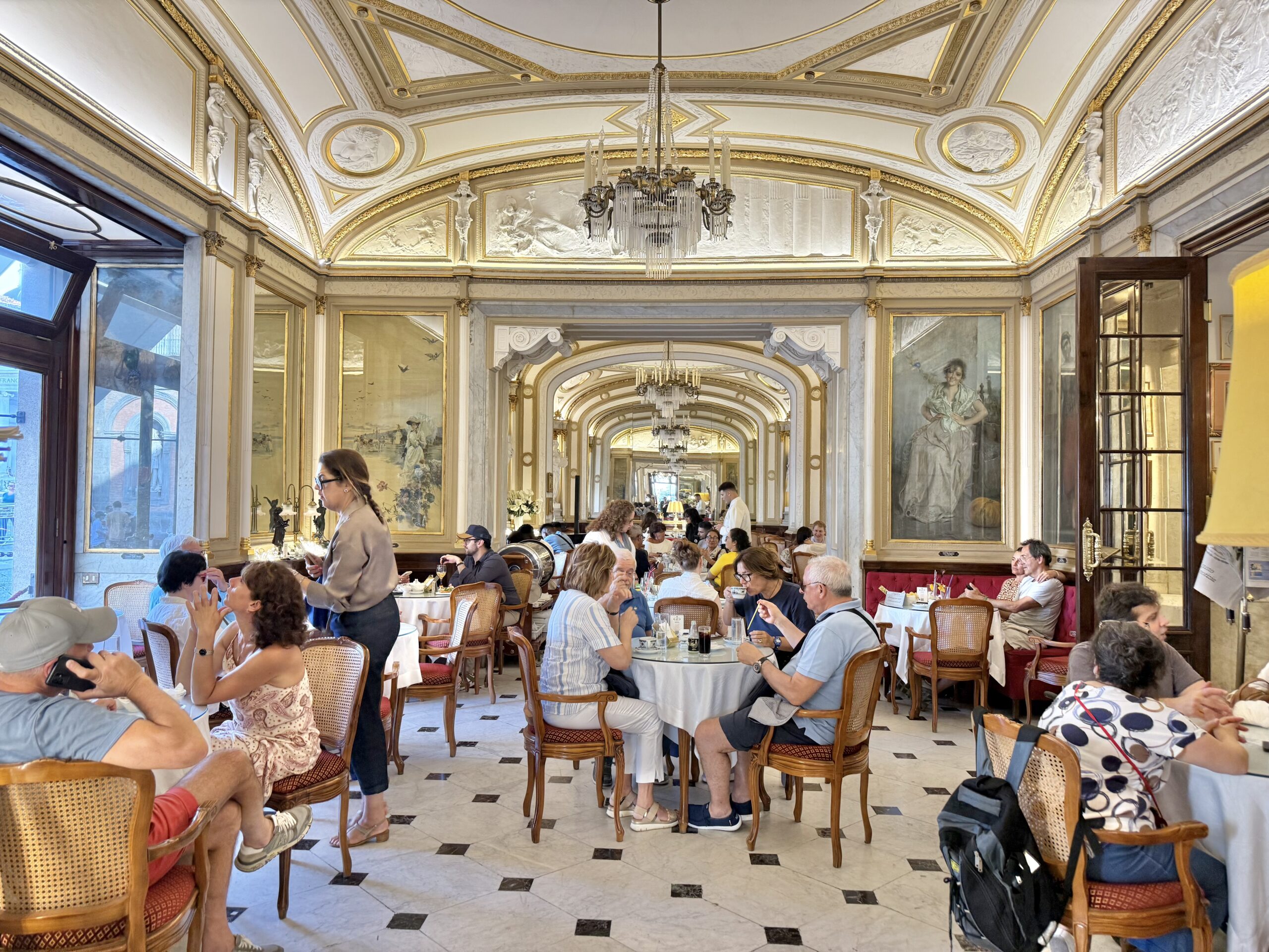 Napoli: storia e novità del Gran Caffè Gambrinus - MangiaeBevi